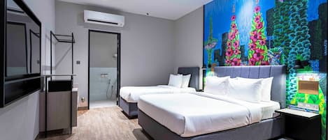 Quarto de hotel moderno com duas camas, um mural grande, uma TV de tela plana e um ar-condicionado.