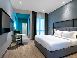 Quarto luxo, 1 cama King | Frigobar, cofres nos quartos, escrivaninha, cortinas blackout