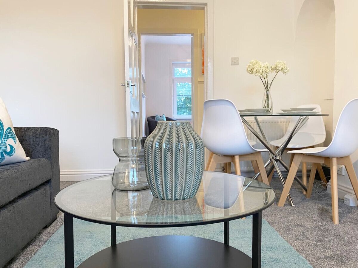 Gladsmuir House - Three Bedroom Upper Near Motorway And Train Station Glasgow - Paisley