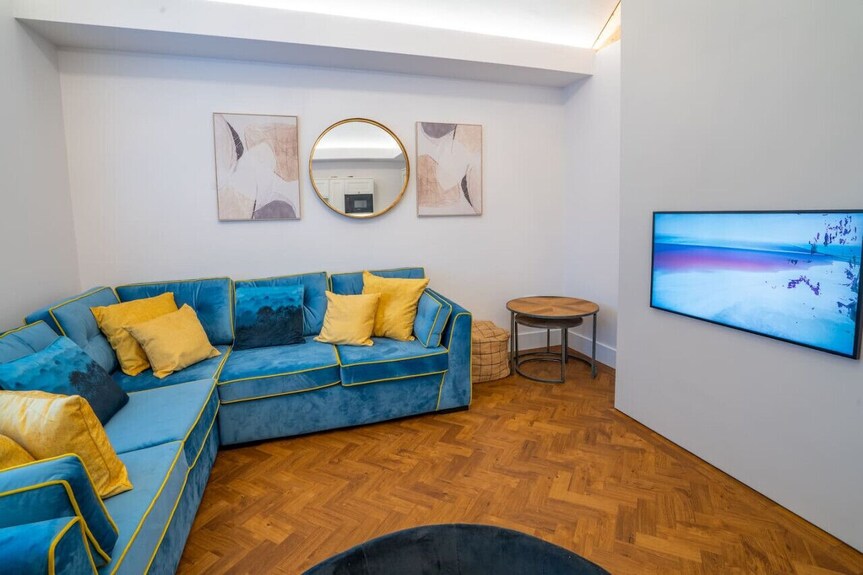 Hazelwick Apartment Is A Wonderfuk 2 Bedroom Apartment In Crawley With Street Parking - Crawley