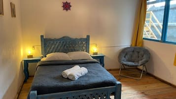 Quarto solteiro básico | Roupas de cama antialérgicas, edredons de pluma, escrivaninha