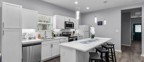 Casa (4 Bedrooms) | Cozinha privada | Micro-ondas, fogão, lava-louças, mesas de jantar