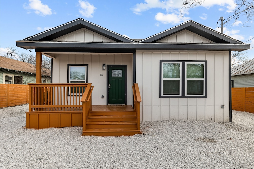 Charming Walkable 4 Br/2.5 Ba Near Dtown Riverwalk - San Antonio, TX