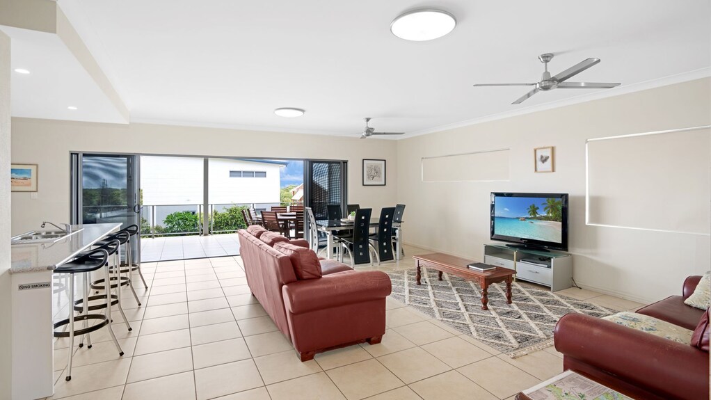 21 Tingira Close - Rainbow Beach. Views. Sea Breezes. Huge Home. - Rainbow Beach