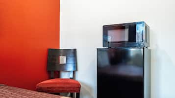 Quarto solteiro básico, 1 cama Queen | 1 quarto, escrivaninha, ferros/tábuas de passar roupa, Wi-Fi de cortesia