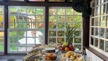 Café da manhã com buffet grátis todos os dias