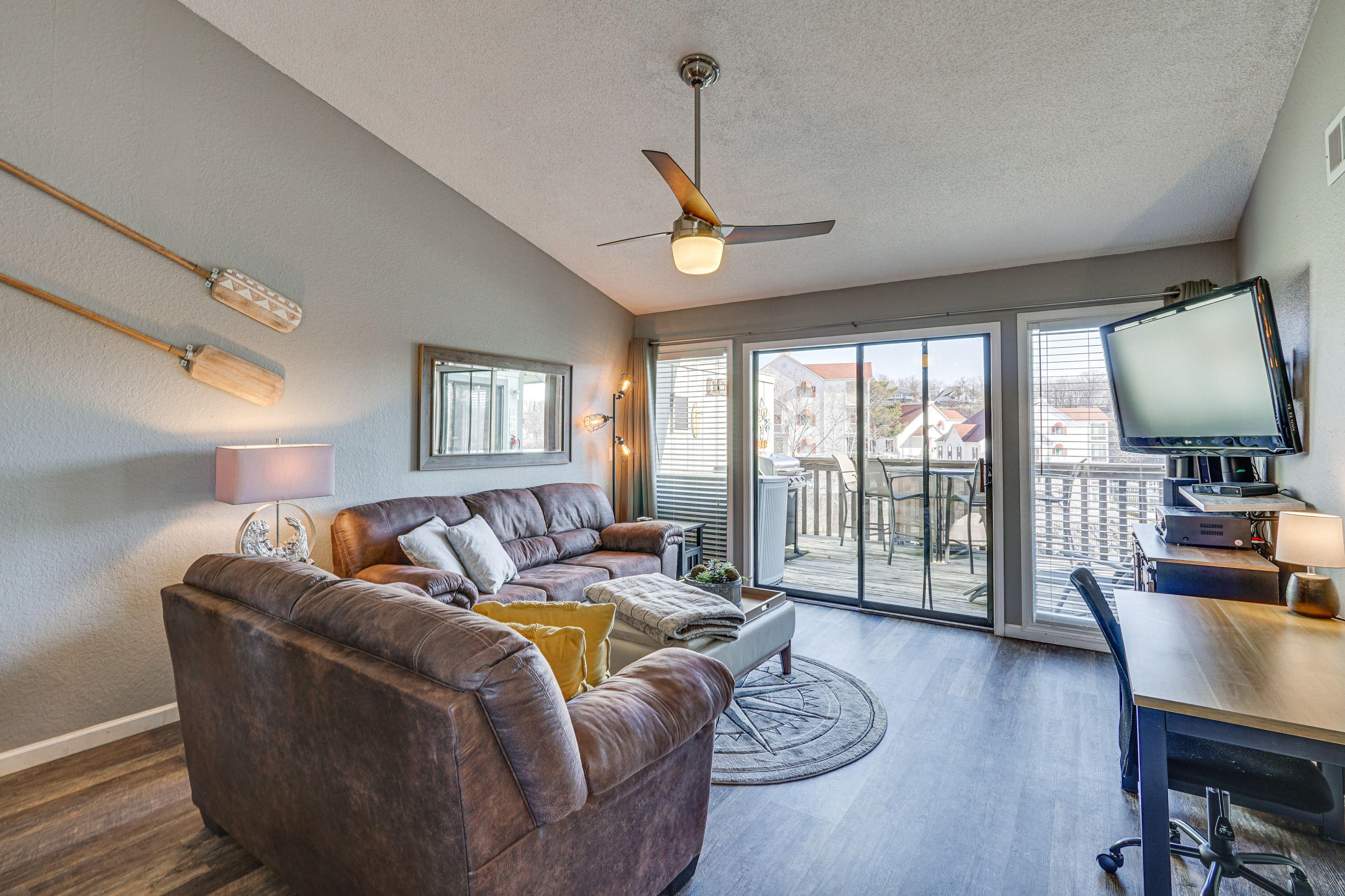 Village Of Four Seasons Lake Condo W/ Pool Access! - Sunrise Beach, MO