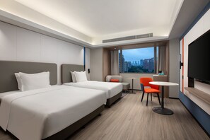 Quarto standard, várias camas | Roupas de cama premium, edredons de pluma, frigobar