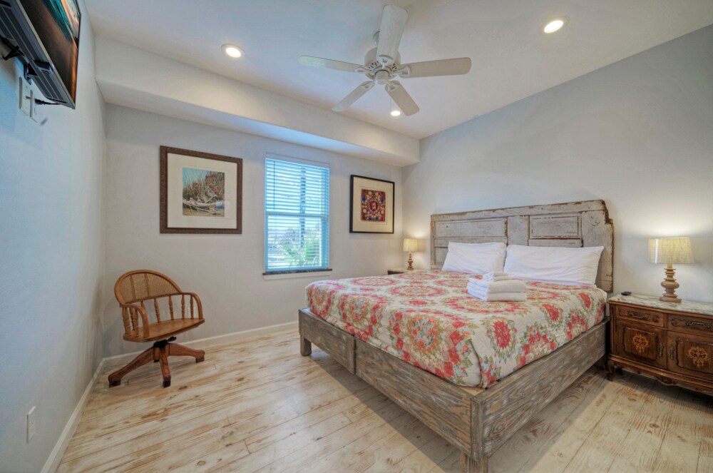 6BDR, Balcony w/ Bay View, Shared Pool + Boat Dock | Keeper Red by ...