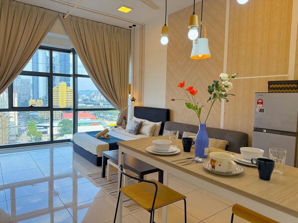 Apartamento lua de mel, 1 quarto, geladeira e micro-ondas, vista para o pátio | Área de estar | TV LED 42 polegadas com canais digitais