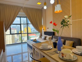 Apartamento Lua de Mel, 1 quarto, frigorífico e micro-ondas, vista para o pátio | Sala de estar | Televisor LED de 42 polegadas com canais digitais