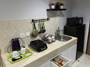 Apartamento Deluxe | Cozinha privada | Um frigorífico, uma placa de cozinha, uma chaleira elétrica 