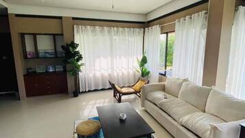 Casa família, 4 quartos, vista para a piscina, de frente para a praia | Sala de estar