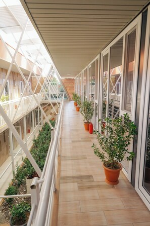 Quarto família | Escrivaninha, cortinas blackout