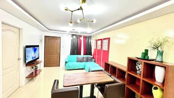Apartamento Familiar em Condomínio Fechado, 2 quartos | Sala de estar | TV de ecrã plano