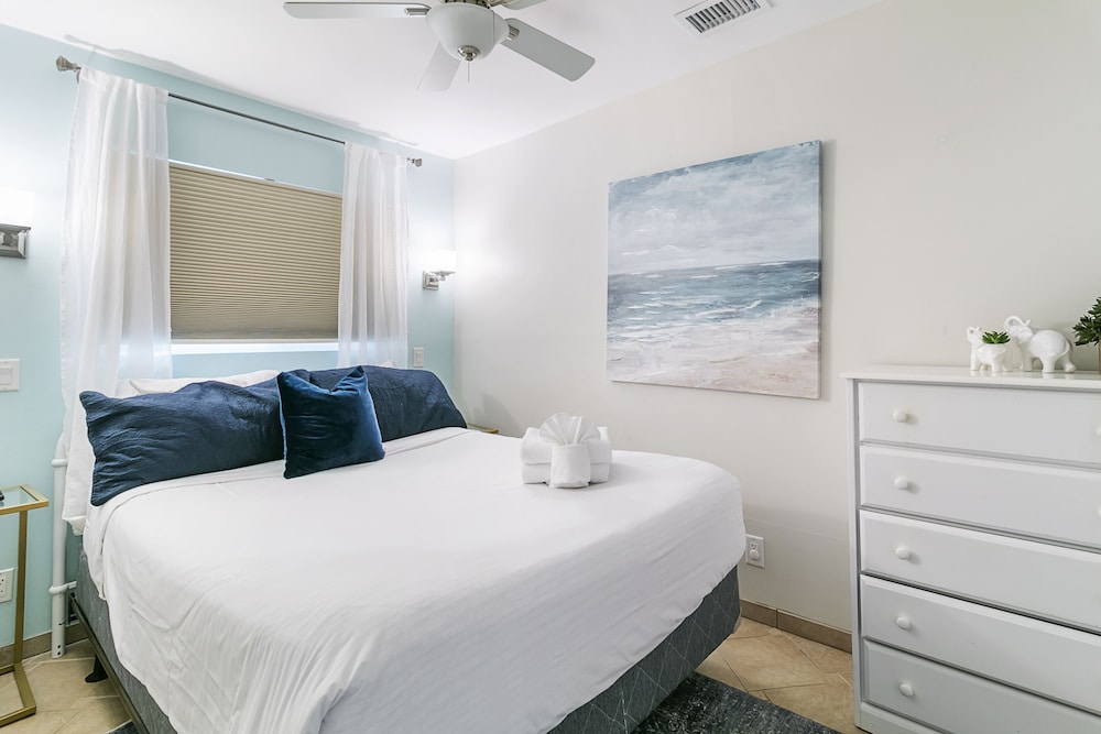 Stylish Beachfront Condo Walking Distance To Beach, Pool, Pier And Restaurants! - Isle of Palms, SC