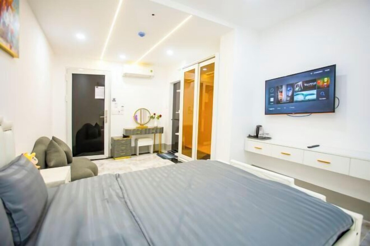 Roupa hipoalergénica, minibar com produtos grátis, secretária 