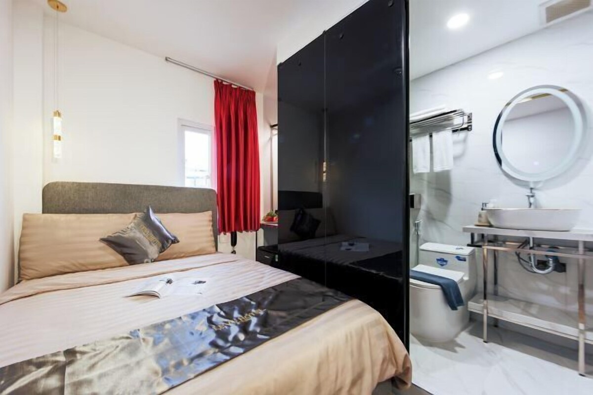 Roupa hipoalergénica, minibar com produtos grátis, secretária 