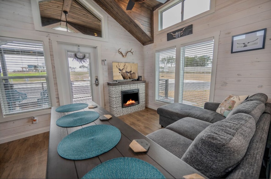 Escape To Serene Country Living At Cow-zy Tiny Haus In Fredericksburg, Tx - Luckenbach, TX