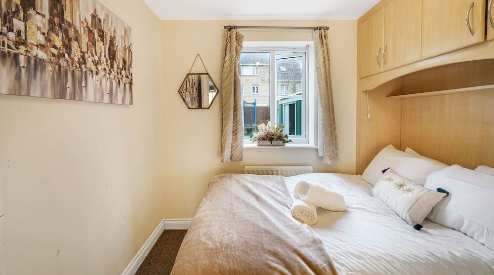 Family & Work Stays W/ 2x Ensuite & Prv Parking 1+ - Slough