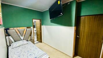 Quarto Duplo Comfort, 1 quarto, ar condicionado | Secretária, ferro/tábua de engomar, Wi-fi grátis