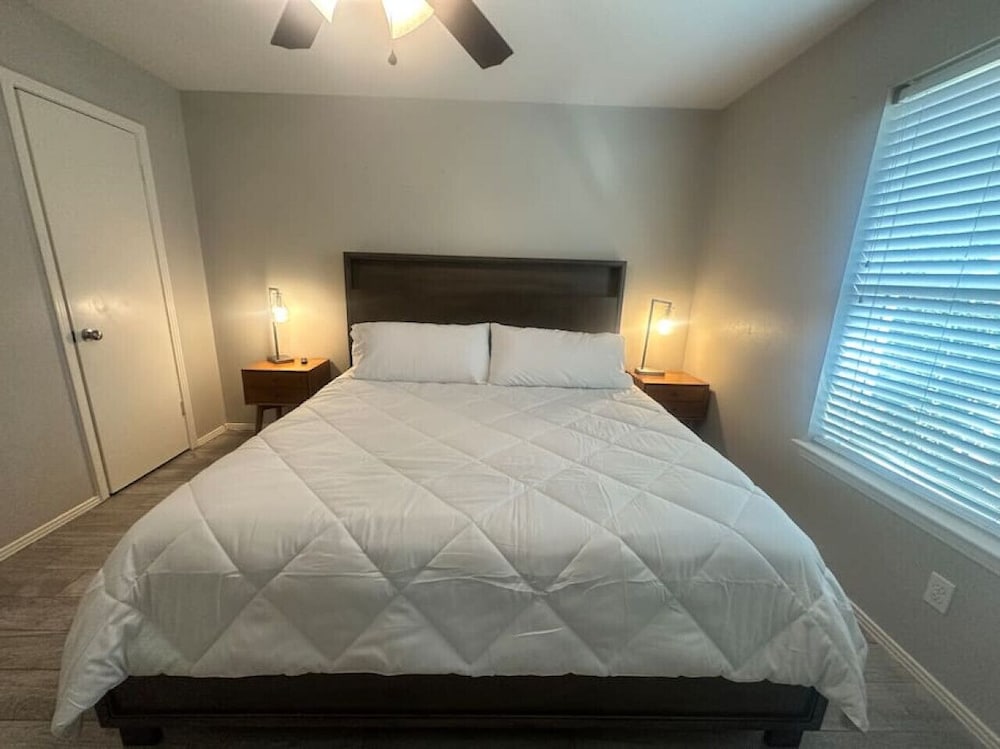Extended Stay: Walking Distance To Utd W/ Backyard - Richardson, TX
