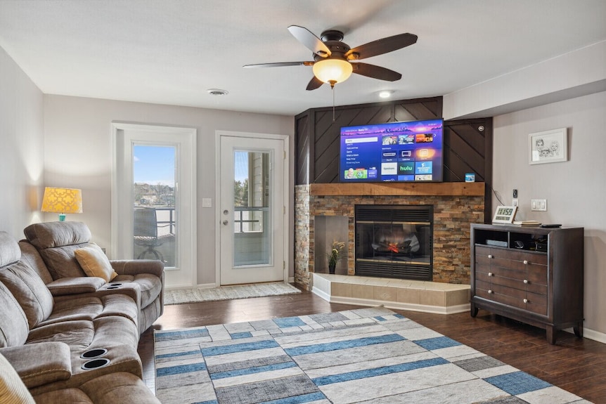 Dells Lake Villa - Lake Front Luxury - Wisconsin