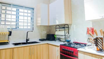Apartamento Exclusivo | Cozinha privada | Um frigorífico/congelador grande, um micro-ondas, um forno