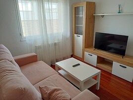 Apartamento Económico | Sala de estar | TV de ecrã plano 