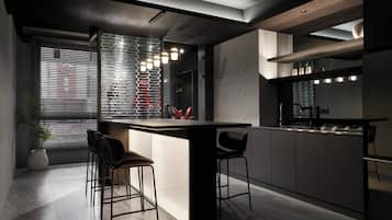 Um frigorífico no espaço comum, uma chaleira elétrica