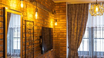 Quarto casal superior | Roupas de cama premium, edredons de pluma, escrivaninha