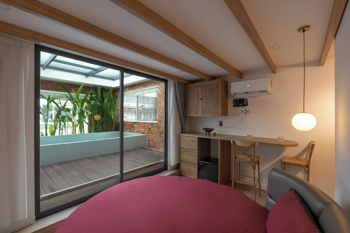 Studio suite with pool | Escrivaninha, quartos à prova de som, Wi-Fi de cortesia, roupa de cama