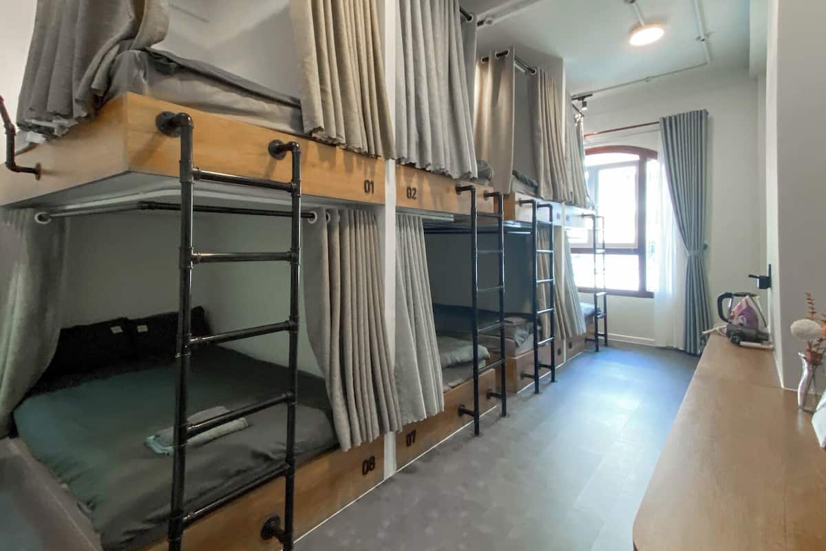 Dormitório compartilhado econômico, em dormitório misto | Escrivaninha, quartos à prova de som, Wi-Fi de cortesia, roupa de cama