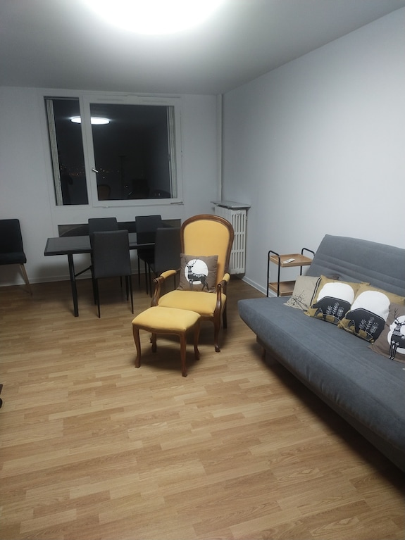 Appartement De 110 M² Avec Plusieurs Chambres - Bron