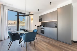 Apartamento presidencial | Cozinha privada | Geladeira, micro-ondas, fogão, cooktop