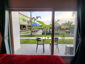 Quarto duplo luxo | Cofres nos quartos, escrivaninha, espaço de trabalho para notebook