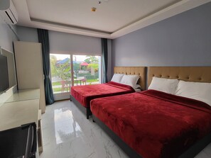 Quarto quádruplo família | Cofres nos quartos, escrivaninha, espaço de trabalho para notebook