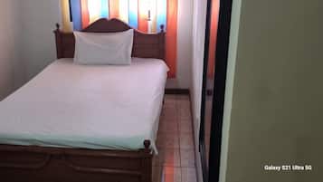 Quarto básico | 1 quarto, escrivaninha, Wi-Fi de cortesia, roupa de cama