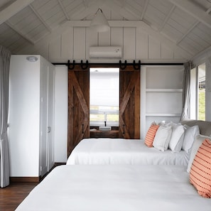 Cabana de Madeira Panorâmica, 2 camas queen-size, banheira de hidromassagem grande | Roupa de alta qualidade, minibar, cofre no quarto, secretária 