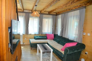 Casa Superior | Sala de estar | Televisor de ecrã plano de 44 polegadas com canais por cabo 