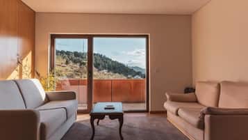 Villa Panorâmica | Sala de estar | Smart TV de 56 polegadas com canais via satélite