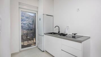 Apartamento Standard, vários quartos, em frente ao mar (Apartment La Health) | Cozinha privada | Um frigorífico, uma placa de cozinha, uma máquina de lavar louça