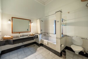 Quarto premium | Banheiro | Chuveiro, chinelos, toalhas de banho, sabonete