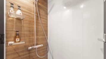 Quarto casal | Banheiro | Chuveiro, chuveiro com efeito de chuva, produtos de toalete de grife