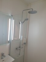 Quarto Económico | Casa de banho | Um polibã, toalhas fornecidas