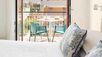 Quarto Deluxe, varanda | Minibar, cofre no quarto, secretária, Wi-fi grátis