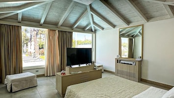 Junior Suite with Private Pool | Cofre no quarto, quartos insonorizados, Wi-fi grátis 