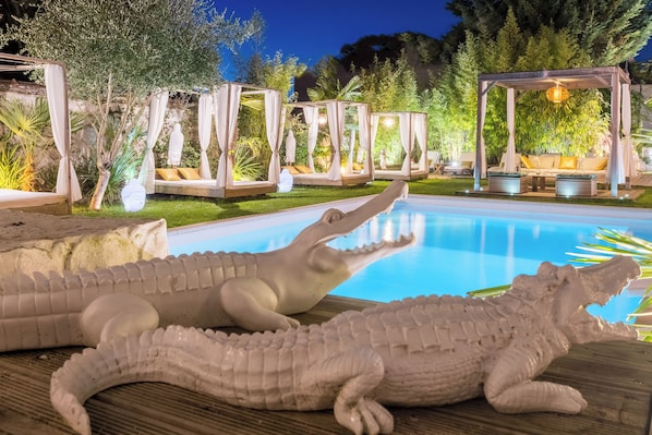 Piscina exterior sazonal, da(s) 9:30 à(s) 22:00, guarda-sóis