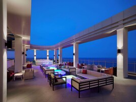 2 bares/lounges, um bar junto à piscina 