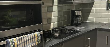 Casa | Cozinha privada | Um frigorífico, um micro-ondas, um forno, uma placa de cozinha